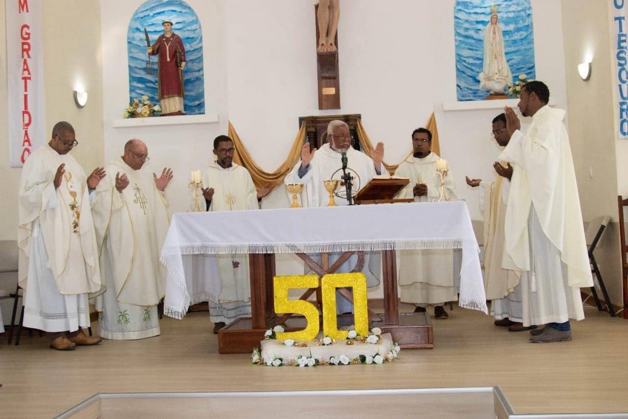 Diocese Santiago - Frei António Fidalgo Celebra 50 Anos de Sacerdócio